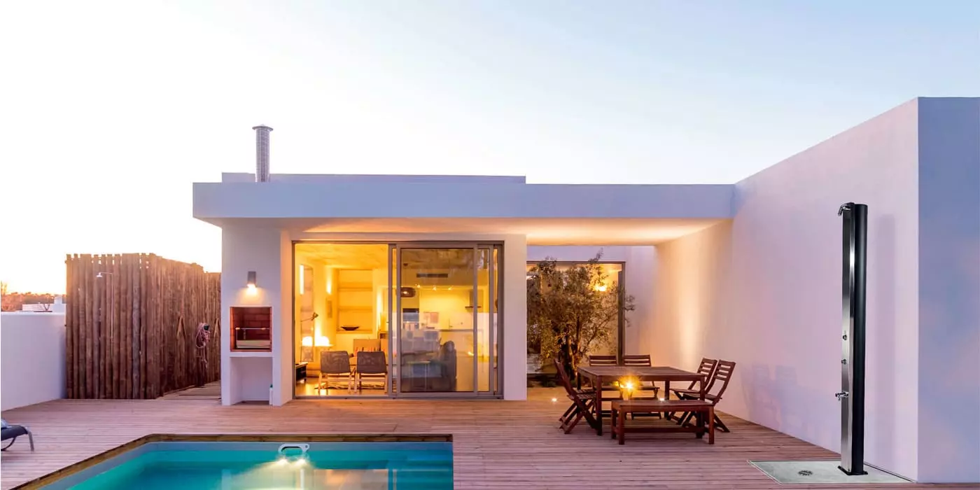 Ducha de piscina con agua caliente: Ahorra energía - Royce Tecnologías ...